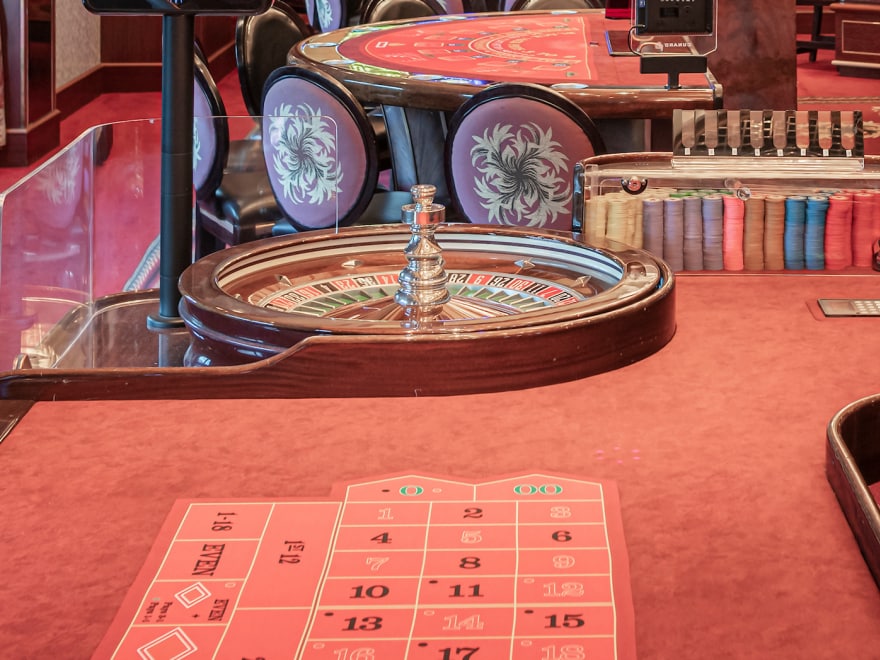 The Chart Room bar and lounge - Luxury Cunard cruises